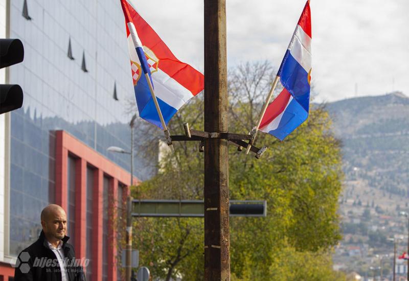 Zastave Herceg-Bosne zavijorile u Mostaru / Bljesak.info | BH Internet ...